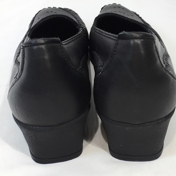 Softspots | Shoes | Softspots Black Pierced Leather Loafer Moc Narrow ...